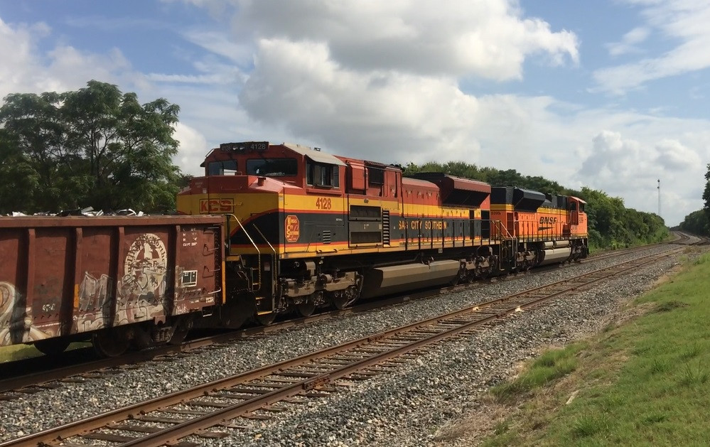 KCS 4128 29Jul2016 NB from Uhland Road im CENTEX